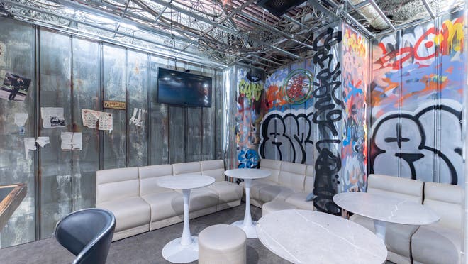 【心斎橋駅から徒歩8分】cafe&bar Ambitious 廃墟×コンセプト”を体感できる/日常から切り離されたワンシーンの写真18