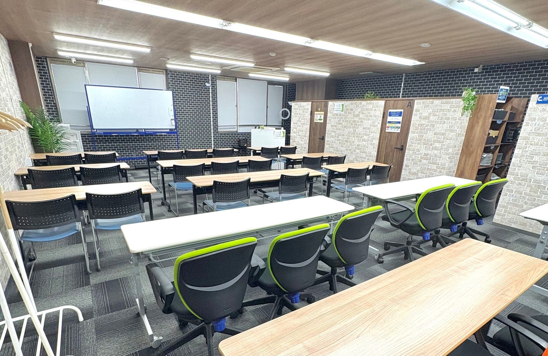 【元町駅徒歩スグ】最大38名着席！地域最安値級＆プロジェクター等 備品完備｜広々約80㎡で会議・研修に最適✨の写真2