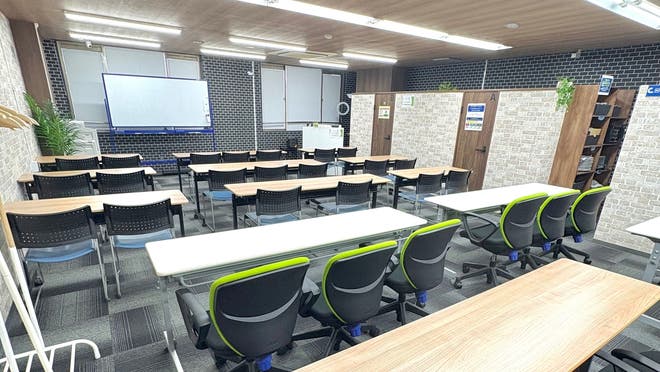 【元町駅徒歩スグ】最大38名着席!地域最安値級&プロジェクター等 備品完備|広々約80㎡で会議・研修に最適✨の写真2