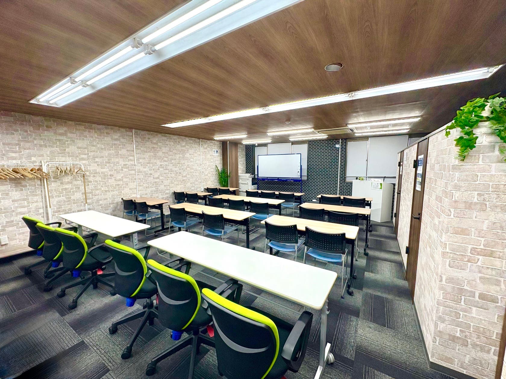 【元町駅徒歩スグ】最大38名着席！地域最安値級＆プロジェクター等 備品完備｜広々約80㎡で会議・研修に最適✨の写真3