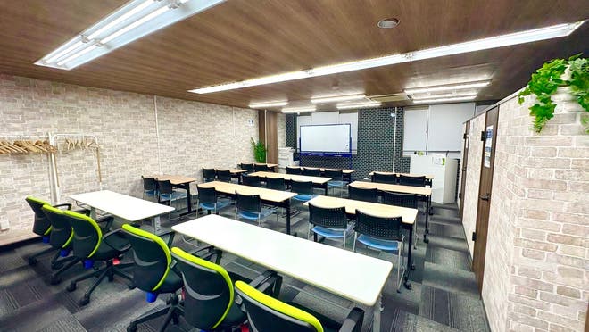 【元町駅徒歩スグ】最大38名着席!地域最安値級&プロジェクター等 備品完備|広々約80㎡で会議・研修に最適✨の写真3