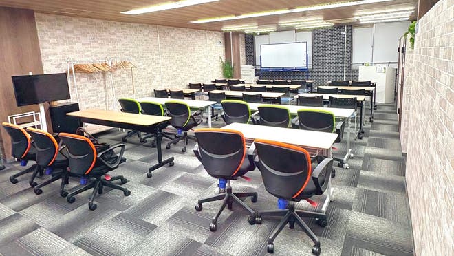 【元町駅徒歩スグ】最大38名着席!地域最安値級&プロジェクター等 備品完備|広々約80㎡で会議・研修に最適✨の写真1