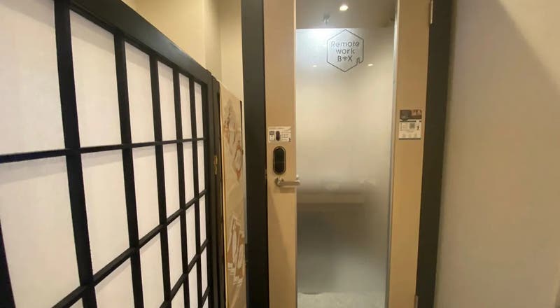 【CHATBOX bnb+奈良】No.1　Web会議・通話に最適/無料Wifi/電源あり