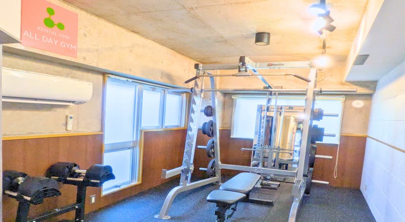【三軒茶屋南口徒歩7分】デザイナーズマンションの綺麗な内装、フリーウエイト充実、パーソナル/グループトレーニングに最適