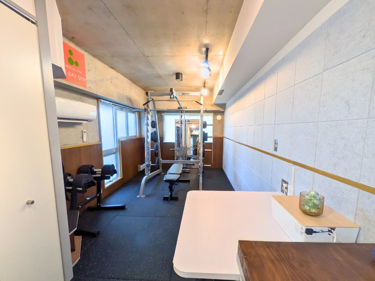 【三軒茶屋南口徒歩7分】デザイナーズマンションの綺麗な内装、フリーウエイト充実、パーソナル/グループトレーニングに最適の写真2