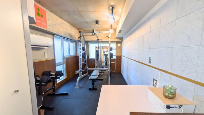 【三軒茶屋南口徒歩7分】デザイナーズマンションの綺麗な内装、フリーウエイト充実、パーソナル/グループトレーニングに最適の写真2