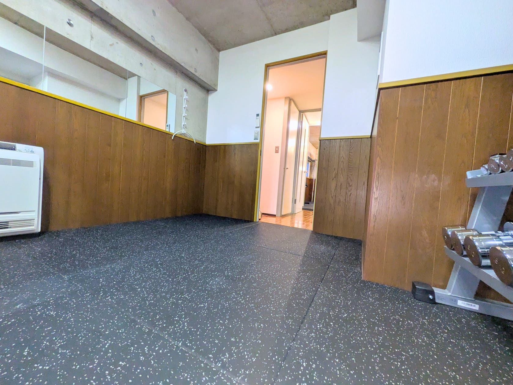 【三軒茶屋南口徒歩7分】デザイナーズマンションの綺麗な内装、フリーウエイト充実、パーソナル/グループトレーニングに最適の写真3