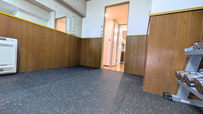 【三軒茶屋南口徒歩7分】デザイナーズマンションの綺麗な内装、フリーウエイト充実、パーソナル/グループトレーニングに最適の写真3