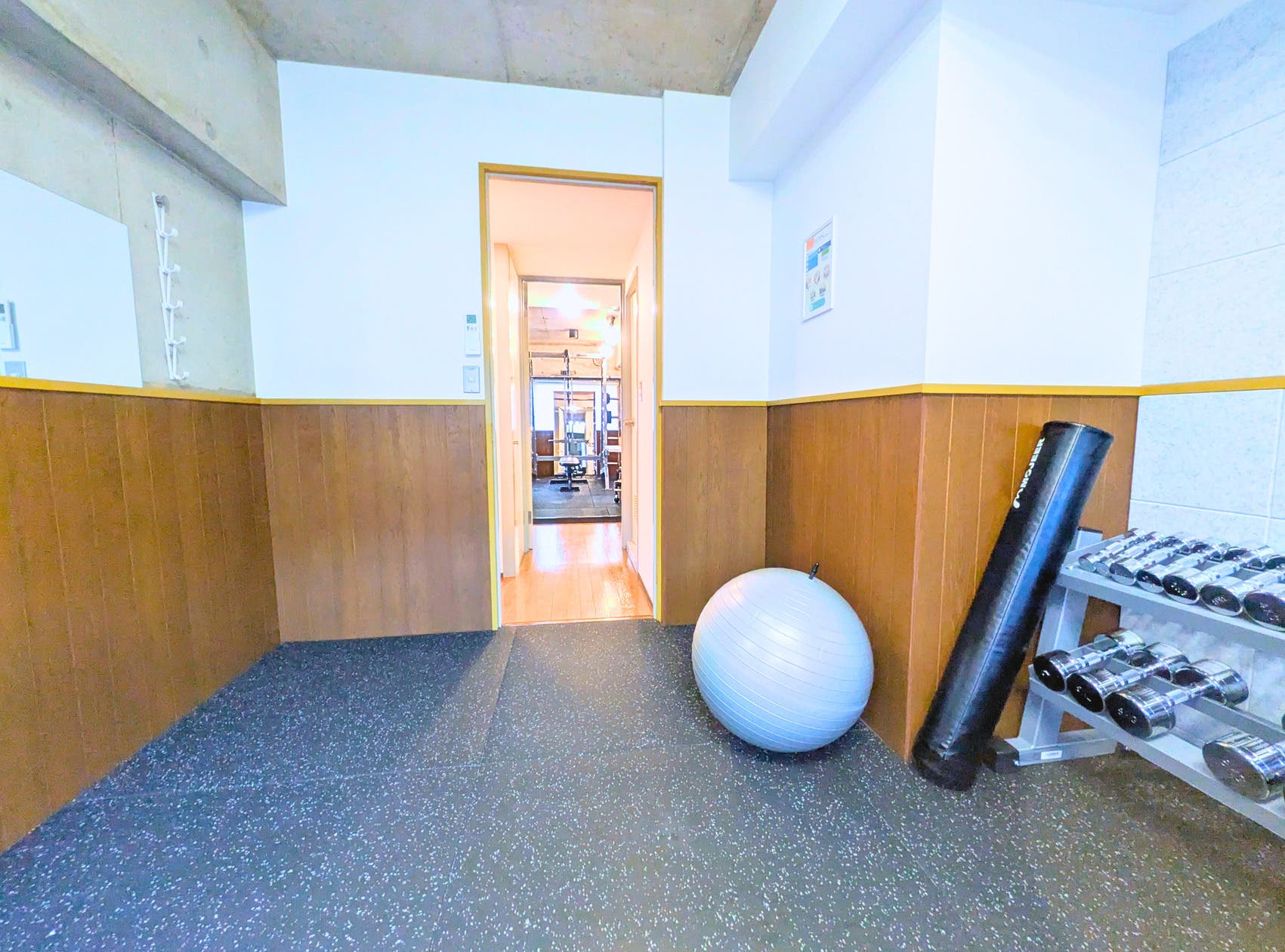 【三軒茶屋南口徒歩7分】デザイナーズマンションの綺麗な内装、フリーウエイト充実、パーソナル/グループトレーニングに最適の写真5