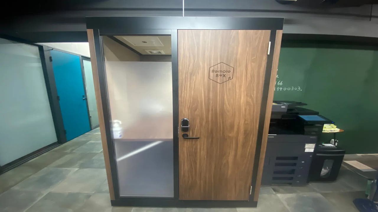 【CHATBOX LiFEREE WORK五反田】No.1　Web会議・通話に最適/無料Wifi/電源ありの写真1