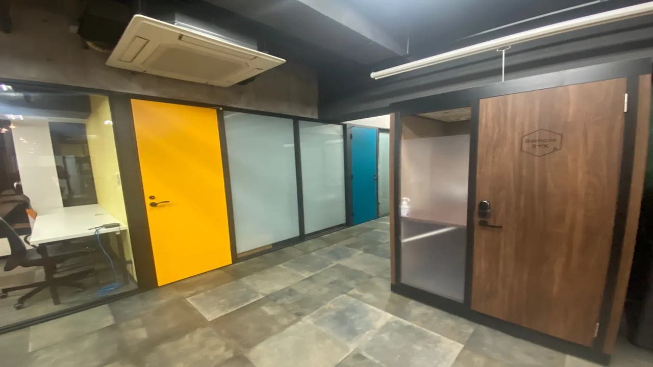 【CHATBOX LiFEREE WORK五反田】No.1　Web会議・通話に最適/無料Wifi/電源ありの写真2