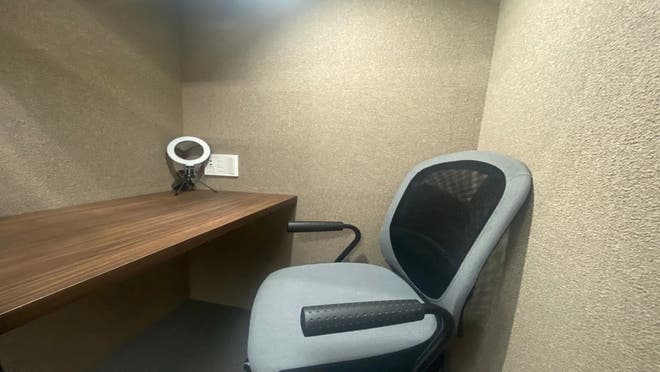 【CHATBOX LiFEREE WORK五反田】No.1 Web会議・通話に最適/無料Wifi/電源ありの写真3