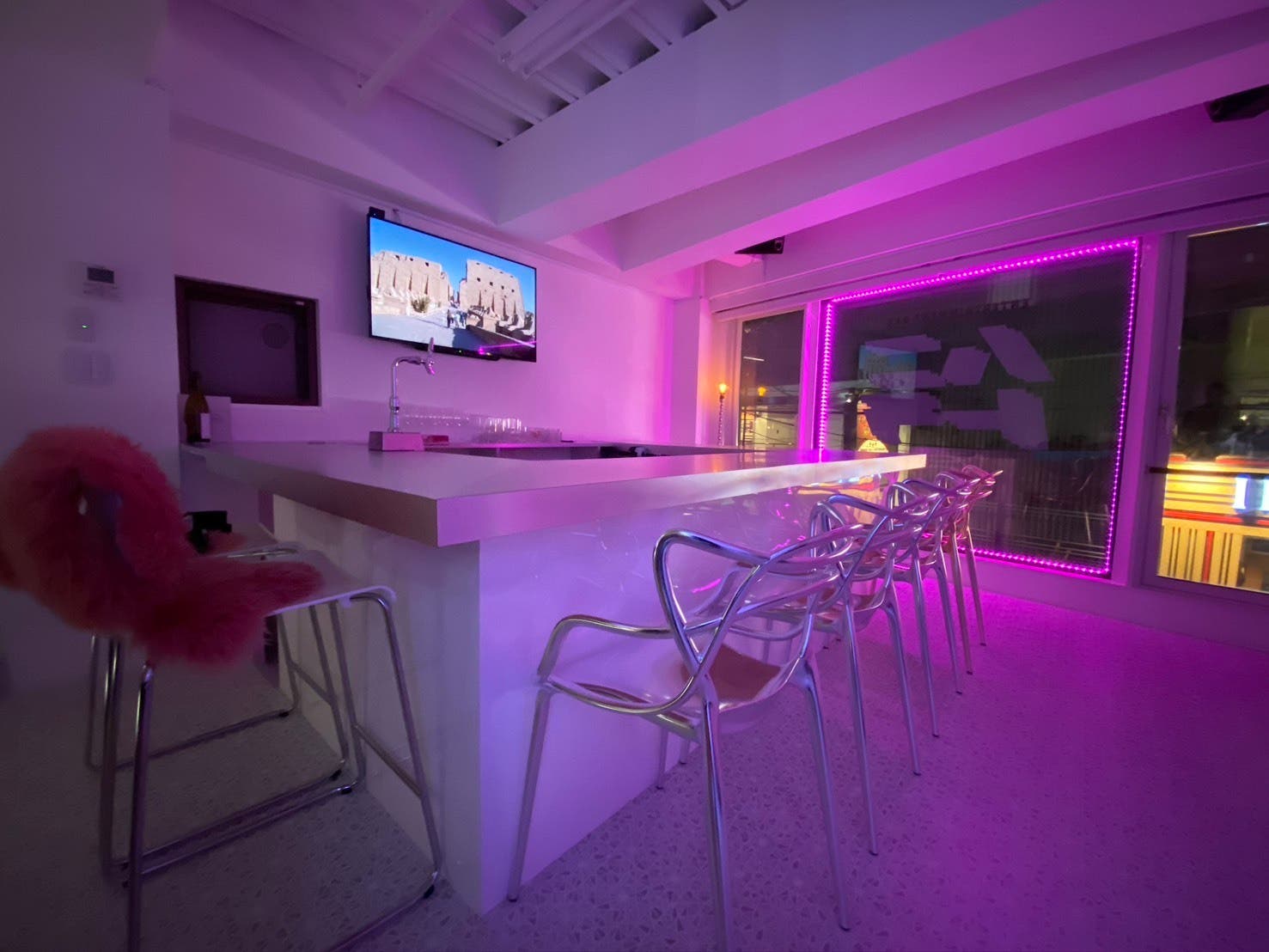 ネオンライトが映える多目的イベント空間の写真1