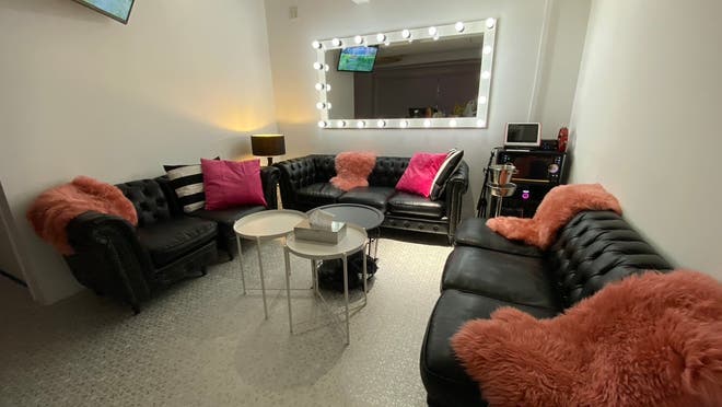 ネオンライトが映える多目的イベント空間の写真2