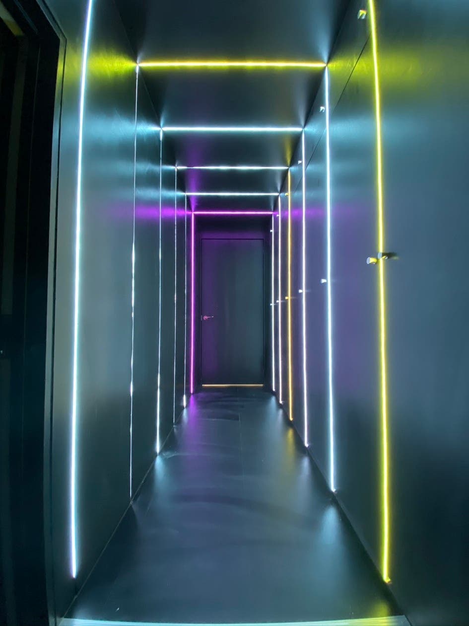 ネオンライトが映える多目的イベント空間の写真3