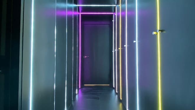 ネオンライトが映える多目的イベント空間の写真3