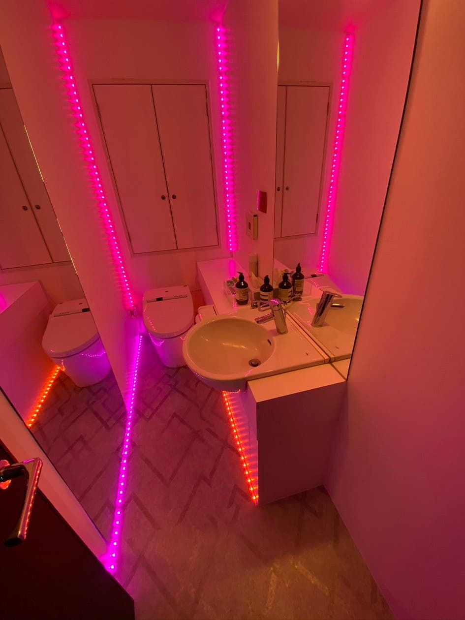 ネオンライトが映える多目的イベント空間の写真4