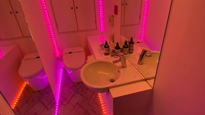 ネオンライトが映える多目的イベント空間の写真4