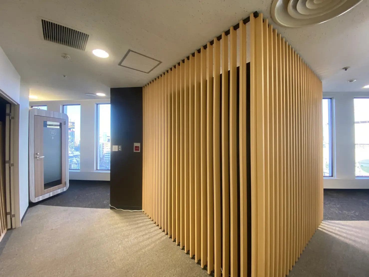 【CHATBOX SKYLE】No.3　Web会議・通話に最適/無料Wifi/電源ありの写真2