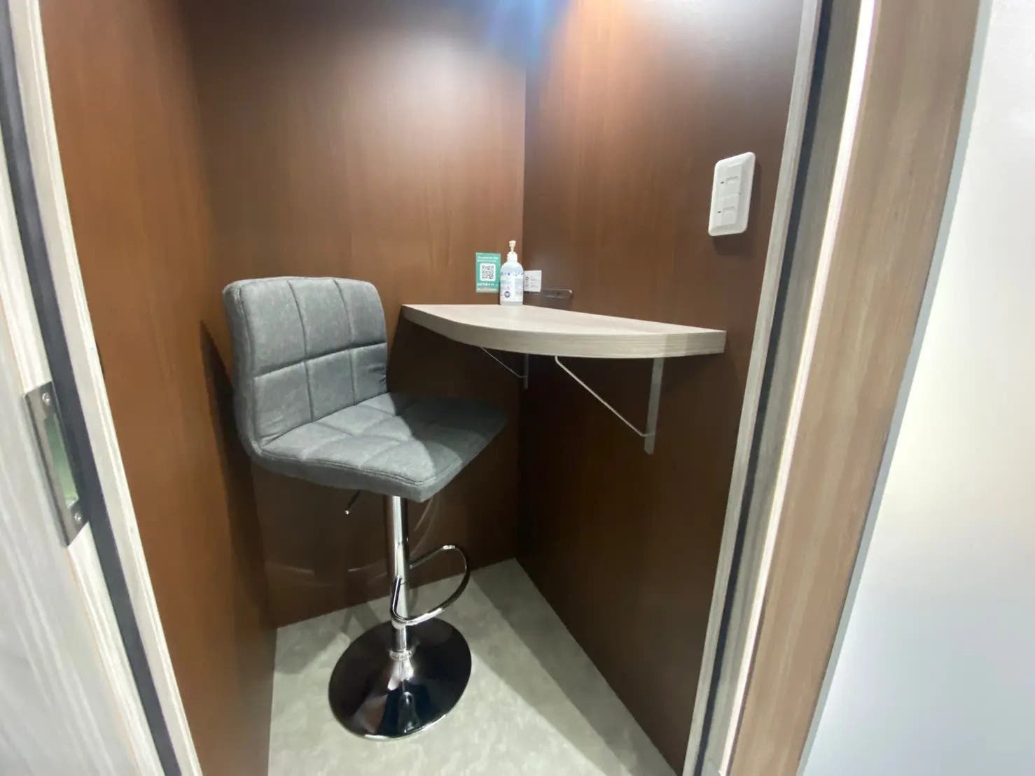 【CHATBOX SKYLE】No.3　Web会議・通話に最適/無料Wifi/電源ありの写真3