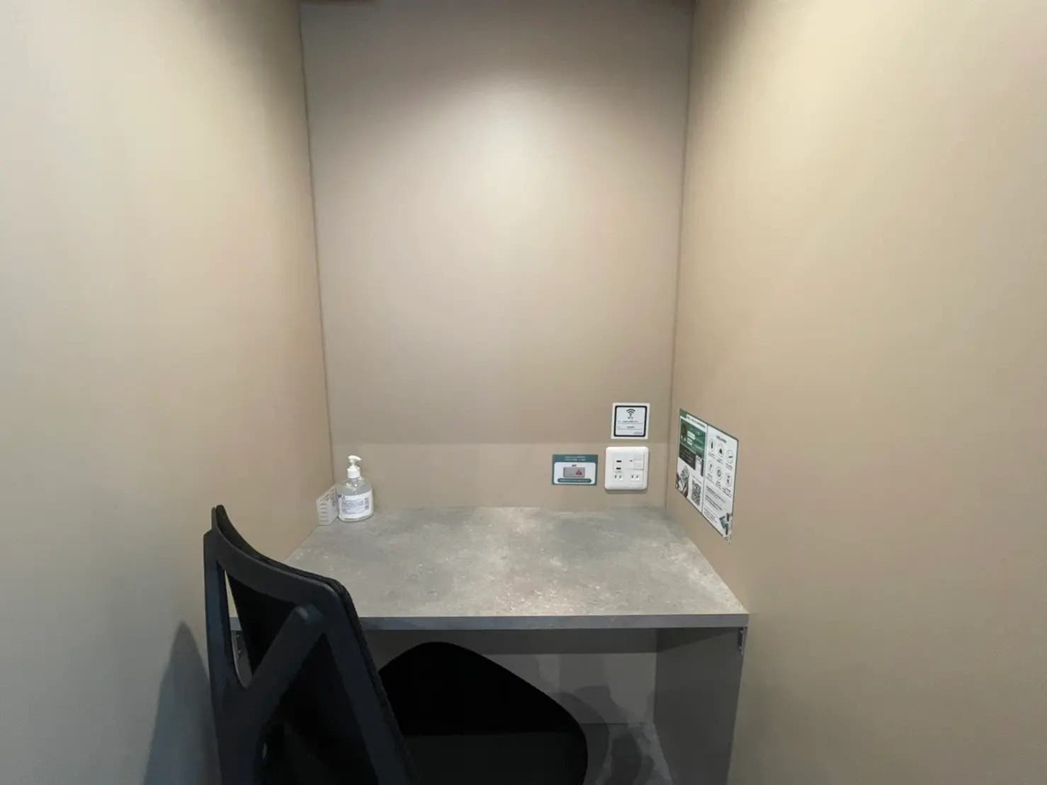 【CHATBOX TKPガーデンシティ横浜西口】No.2　Web会議・通話に最適/無料Wifi/電源ありの写真2