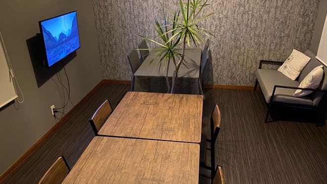 アラハビーチから徒歩1分!住宅街にある隠れ家的カフェの1室で完全個室です♪の写真5