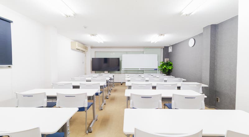 【なんば駅6番出口徒歩1分！定員32名！】65型モニター・10Gbps光回線・WiFi無料！ふれあい貸し会議室 なんばNo164
