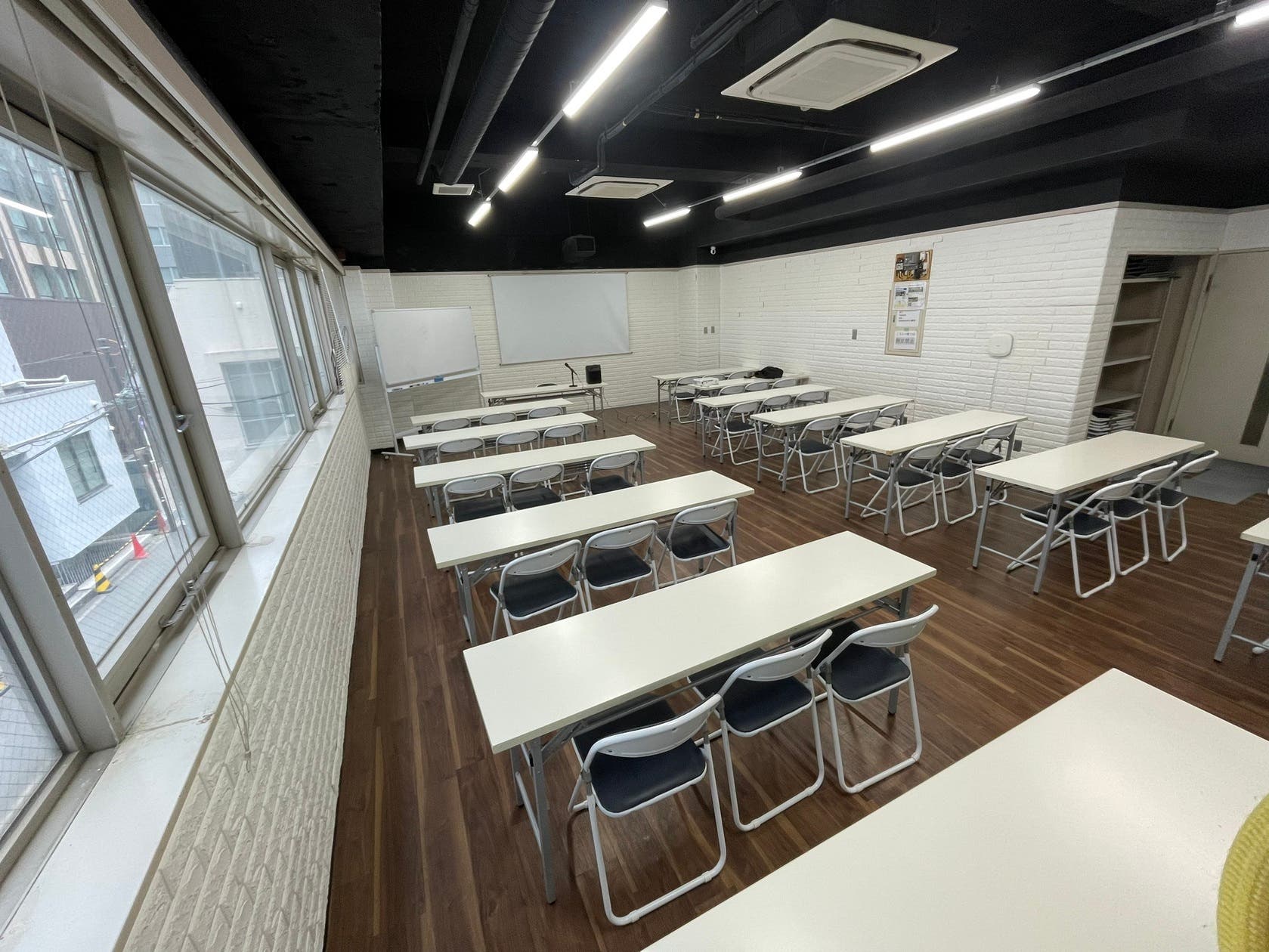 JR新宿駅南口より徒歩4分、THビル2階Aルームの写真1