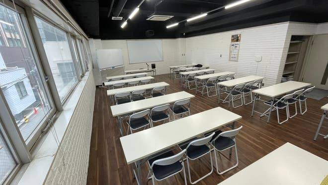 JR新宿駅南口より徒歩4分、THビル2階Aルームの写真1