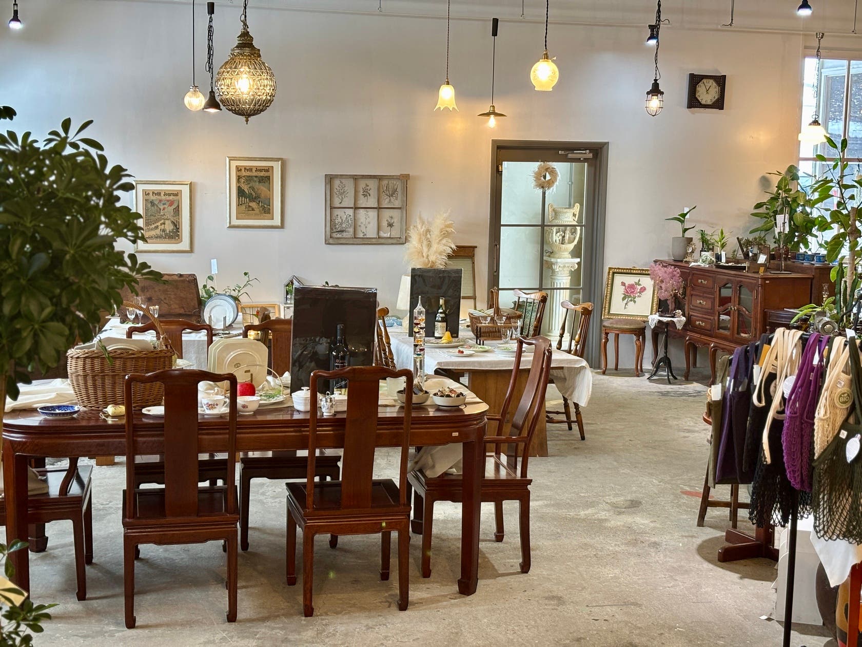 空間そのものが演出になるアンティークショップの写真1