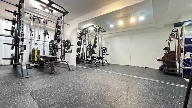 【吉祥寺駅3分】スミス、バーベル、ケーブル付きマルチラックや豊富なダンベル類が揃ったレンタルジムの写真1