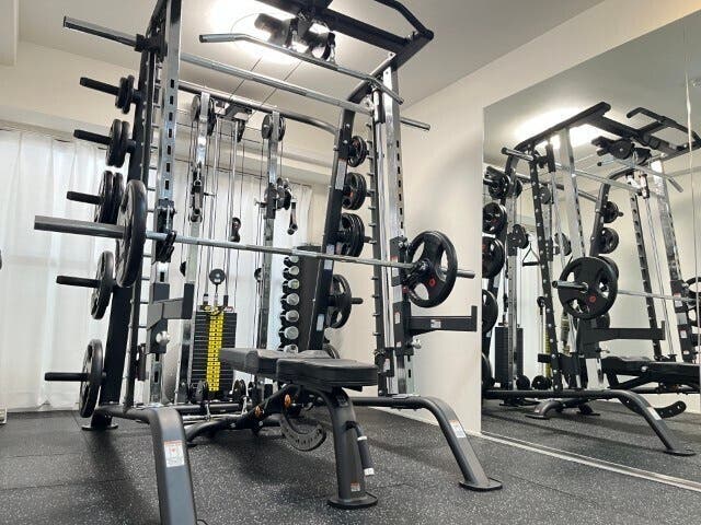 【吉祥寺駅3分】スミス、バーベル、ケーブル付きマルチラックや豊富なダンベル類が揃ったレンタルジムの写真2