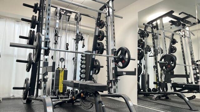 【吉祥寺駅3分】スミス、バーベル、ケーブル付きマルチラックや豊富なダンベル類が揃ったレンタルジムの写真2