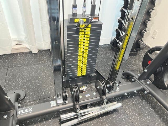 【吉祥寺駅3分】スミス、バーベル、ケーブル付きマルチラックや豊富なダンベル類が揃ったレンタルジムの写真3