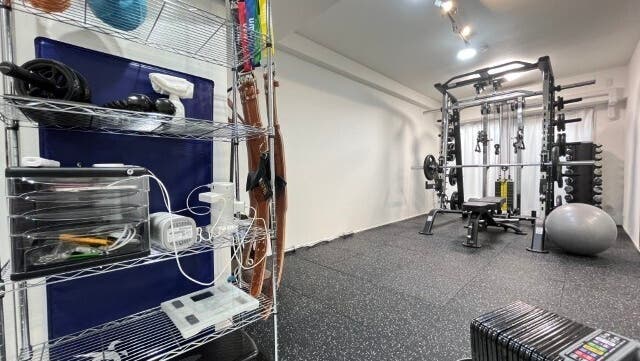 【吉祥寺駅3分】スミス、バーベル、ケーブル付きマルチラックや豊富なダンベル類が揃ったレンタルジムの写真9
