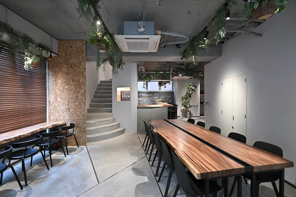 吉祥寺駅から徒歩4分！木とコンクリートを基調にしたコワーキングスペースの写真1