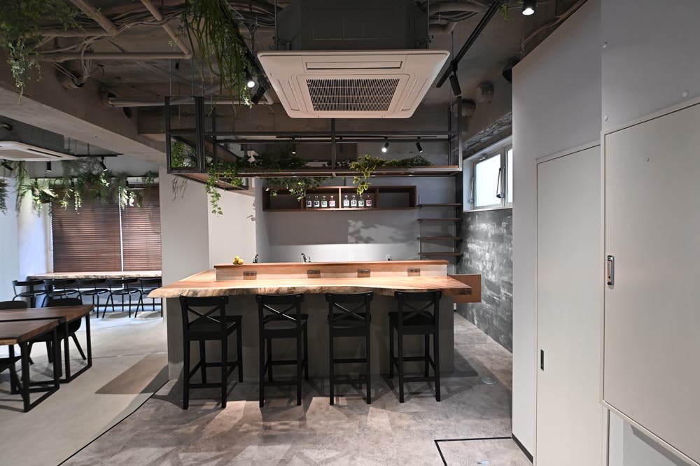 吉祥寺駅から徒歩4分！木とコンクリートを基調にしたコワーキングスペースの写真2
