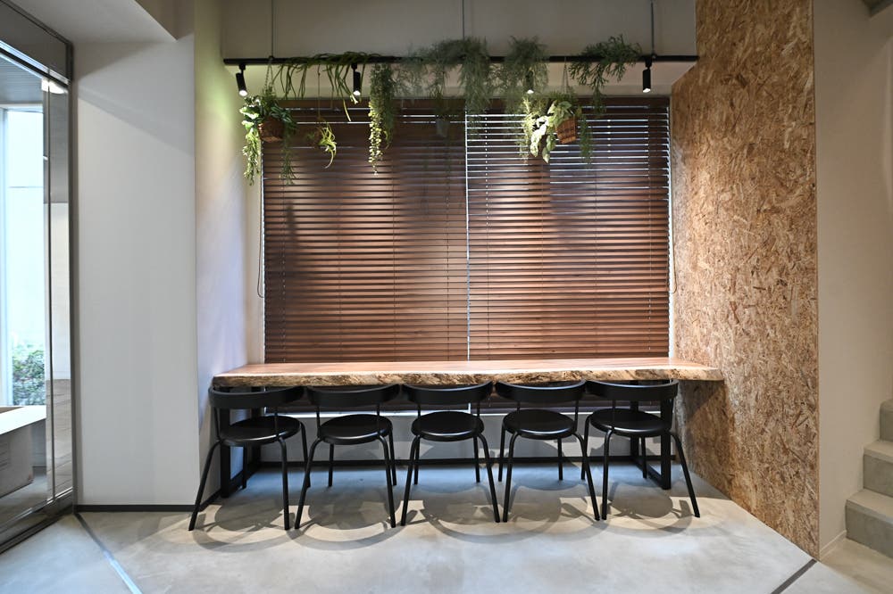 吉祥寺駅から徒歩4分！木とコンクリートを基調にしたコワーキングスペースの写真3