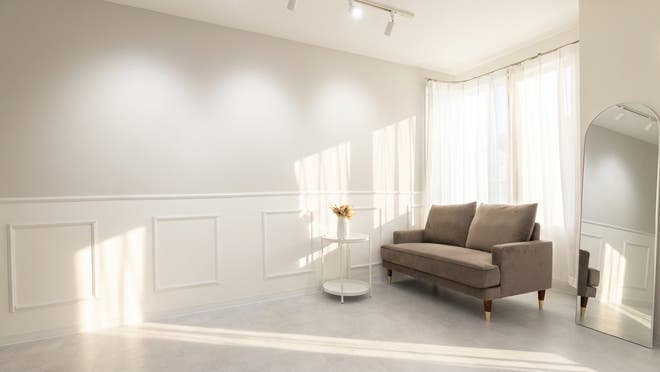 【💐撮影機材・小物無料|なんば駅5分すぐ】自然光が降り注ぐ完全貸切の撮影スタジオ✨モール壁で高級感グッと演出/ ポートレートの写真1