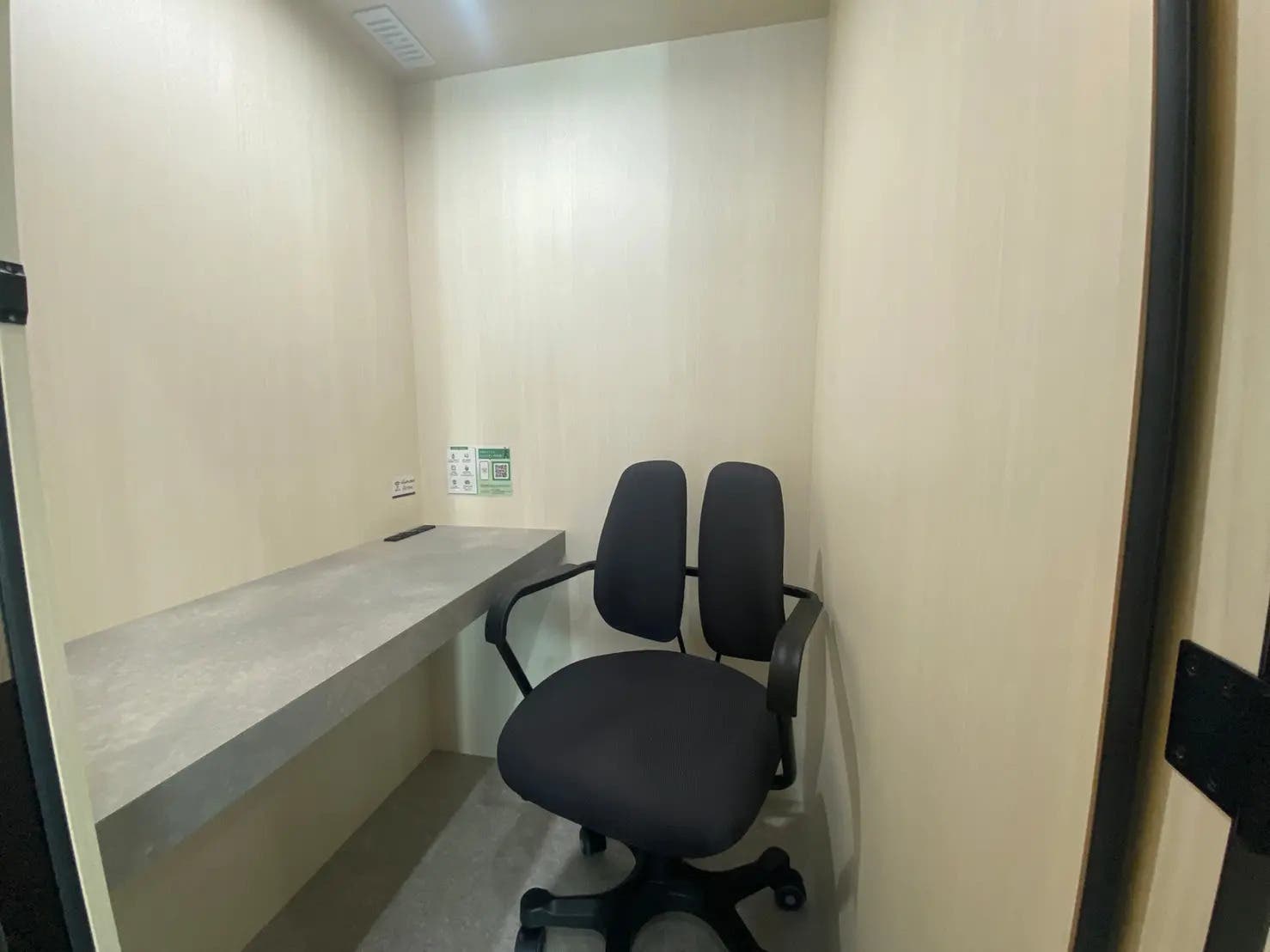【CHATBOX TKP市ヶ谷カンファレンスセンター】1FNo.1　Web会議・通話に最適/無料Wifi/電源ありの写真2