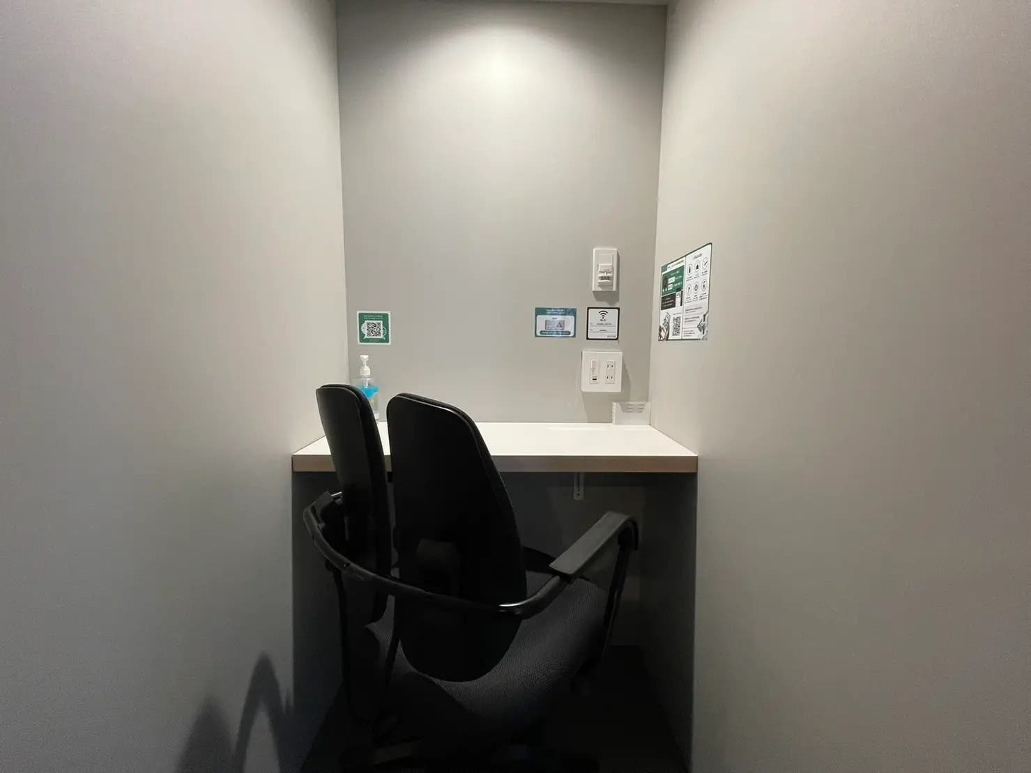 【CHATBOX TKP大宮駅西口】No.1　Web会議・通話に最適/無料Wifi/電源ありの写真2