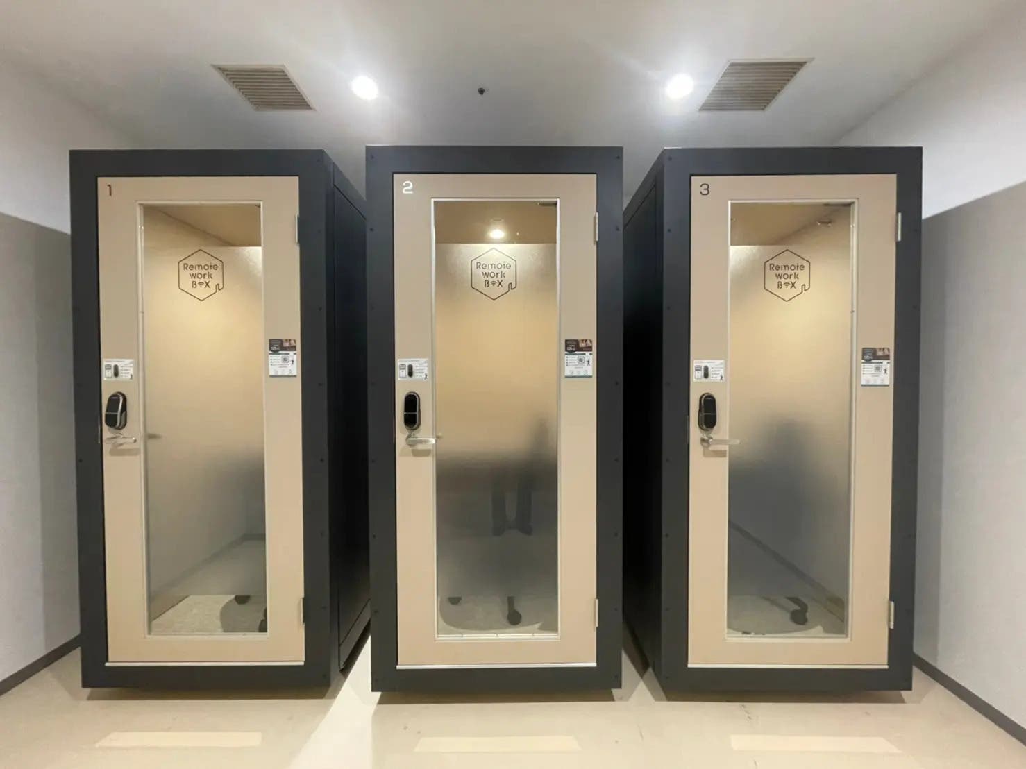 【CHATBOX エルミこうのす】No.1　Web会議・通話に最適/無料Wifi/電源ありの写真2