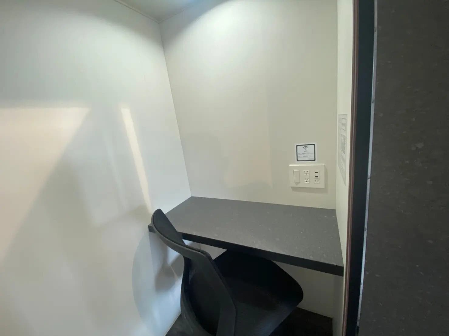 【CHATBOX コワーキングスペースVoltage名古屋】No.1　Web会議・通話に最適/無料Wifi/電源ありの写真2