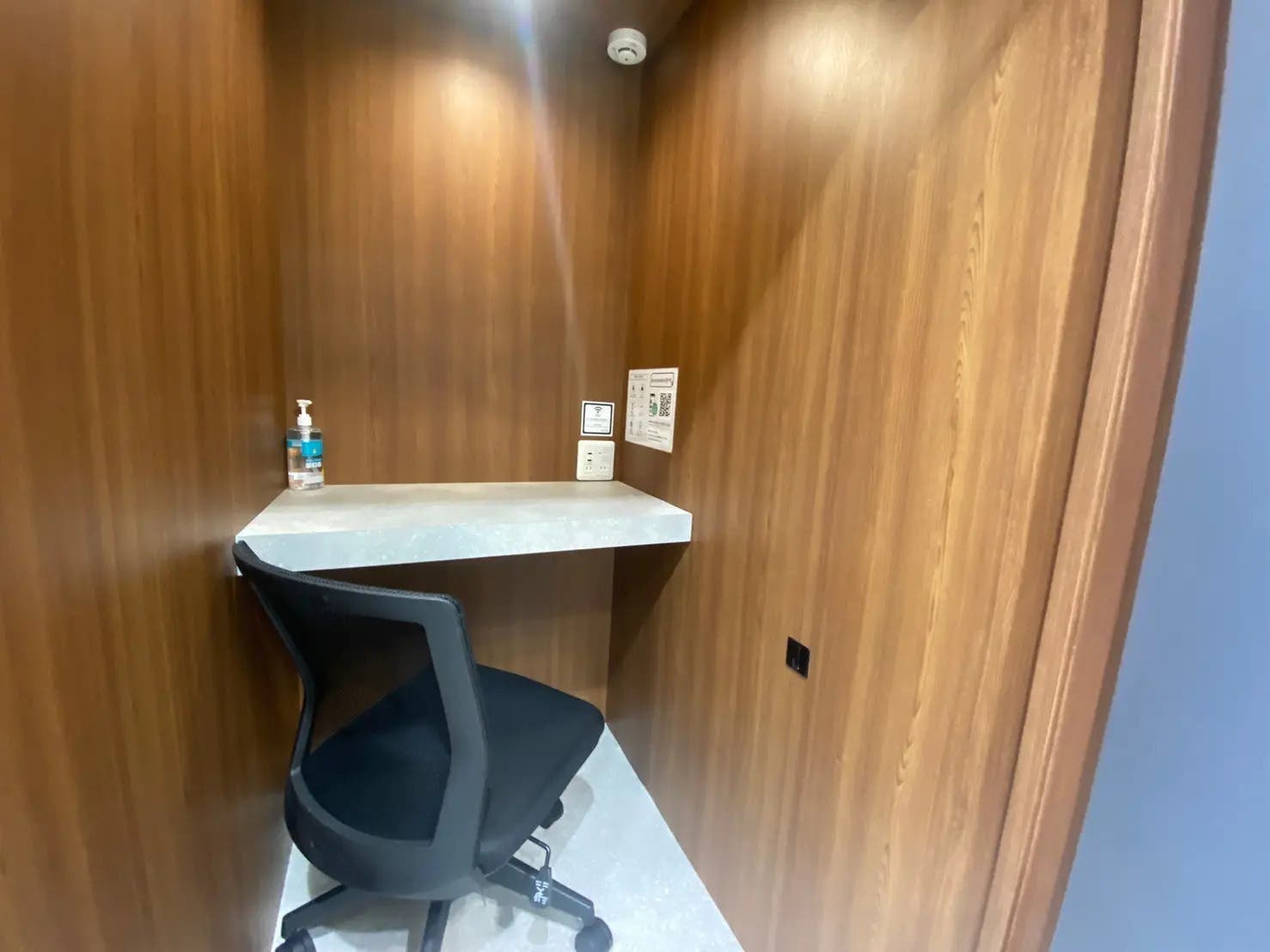 【CHATBOX さいか屋 藤沢】No.2　Web会議・通話に最適/無料Wifi/電源ありの写真2