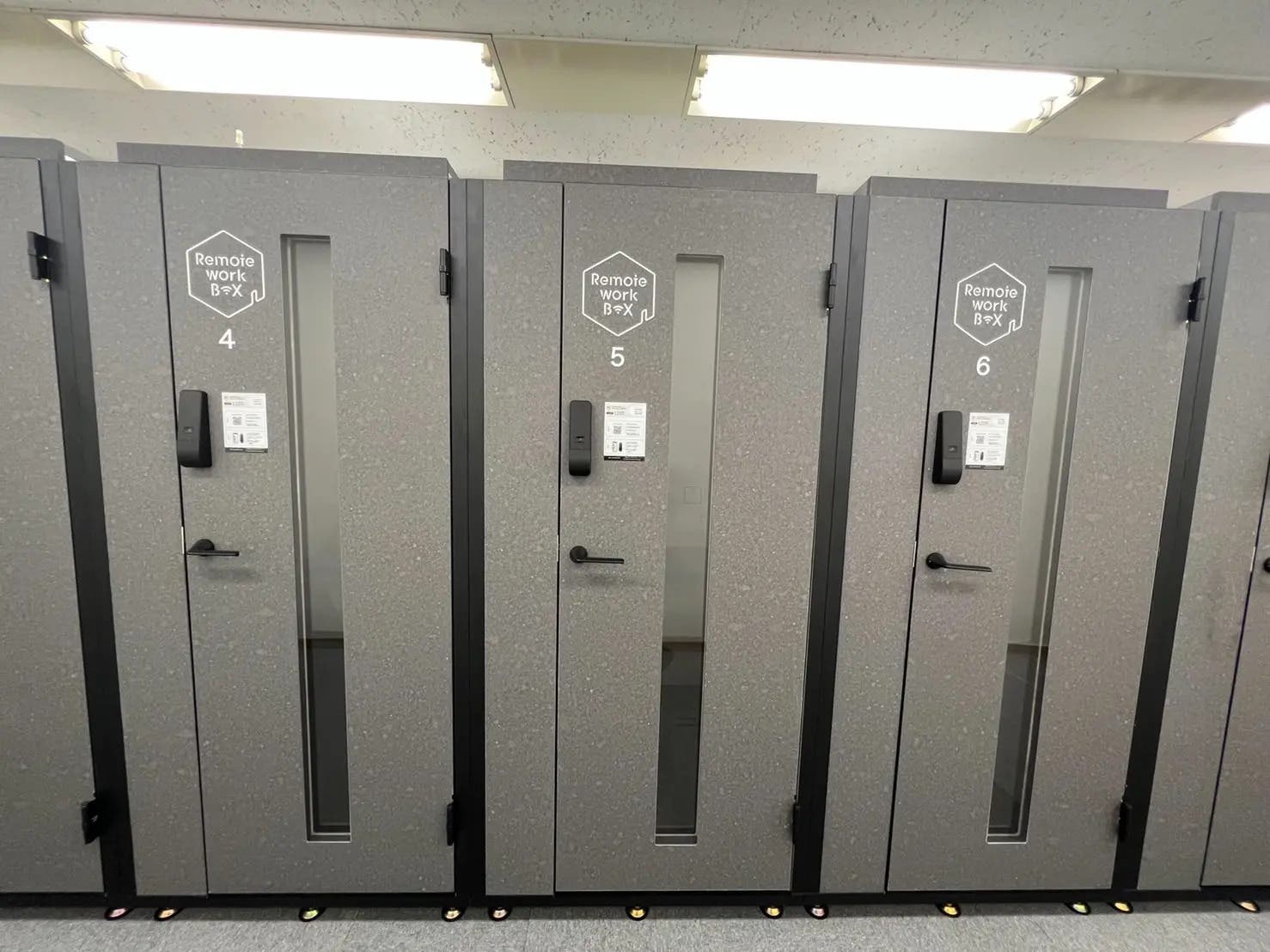 【CHATBOX ニュー新橋ビル】No.2　Web会議・通話に最適/無料Wifi/電源ありの写真3