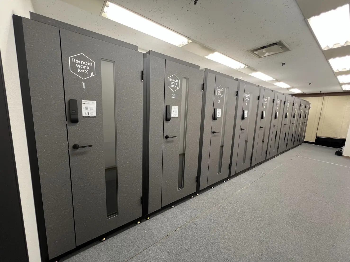 【CHATBOX ニュー新橋ビル】No.10　Web会議・通話に最適/無料Wifi/電源ありの写真1