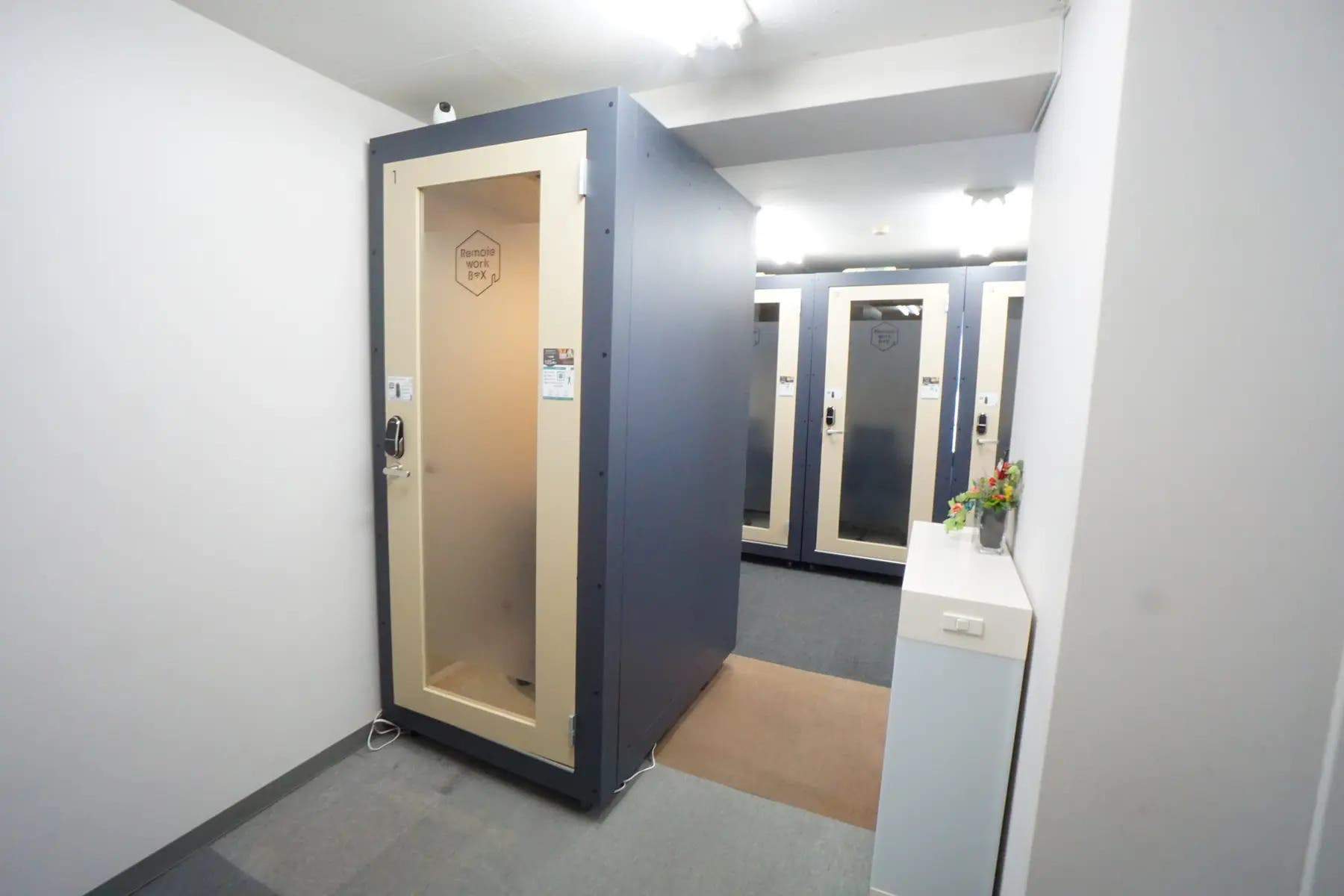 【CHATBOX 駅前中央ビル】No.5　Web会議・通話に最適/無料Wifi/電源ありの写真1