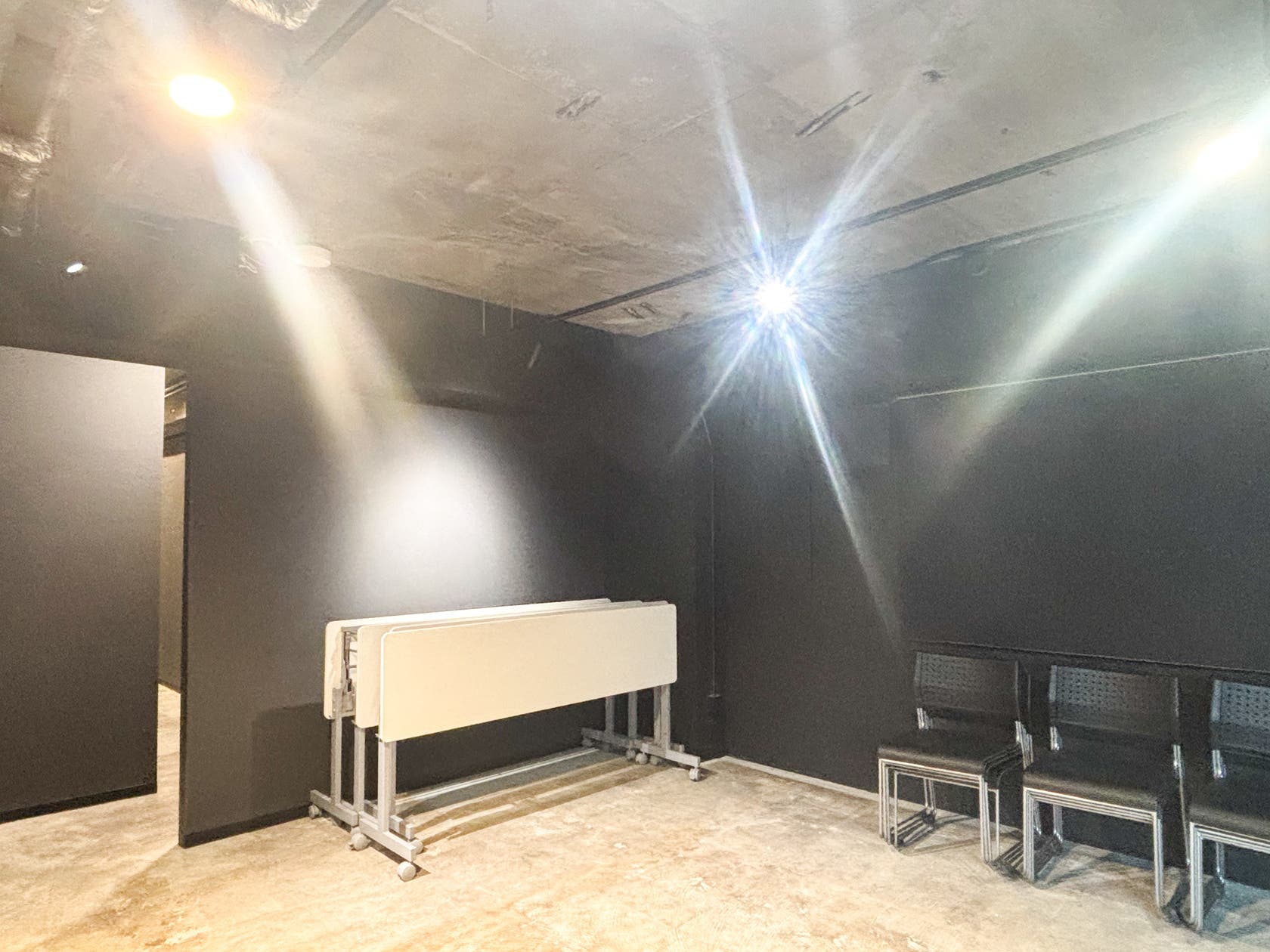 ＜2025年11月オープン＞着座で最大20名まで利用可！イベント、セミナー、撮影、懇親会などに利用！大型モニター2台ありの写真12