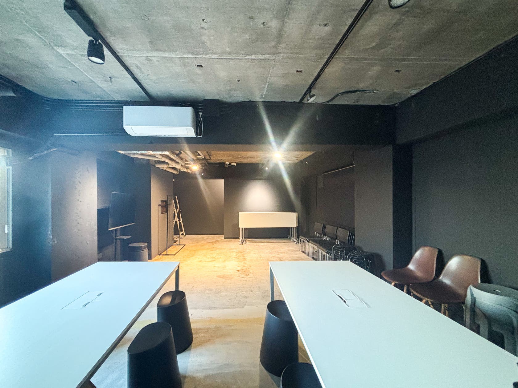 ＜2025年11月オープン＞着座で最大20名まで利用可！イベント、セミナー、撮影、懇親会などに利用！大型モニター2台ありの写真13