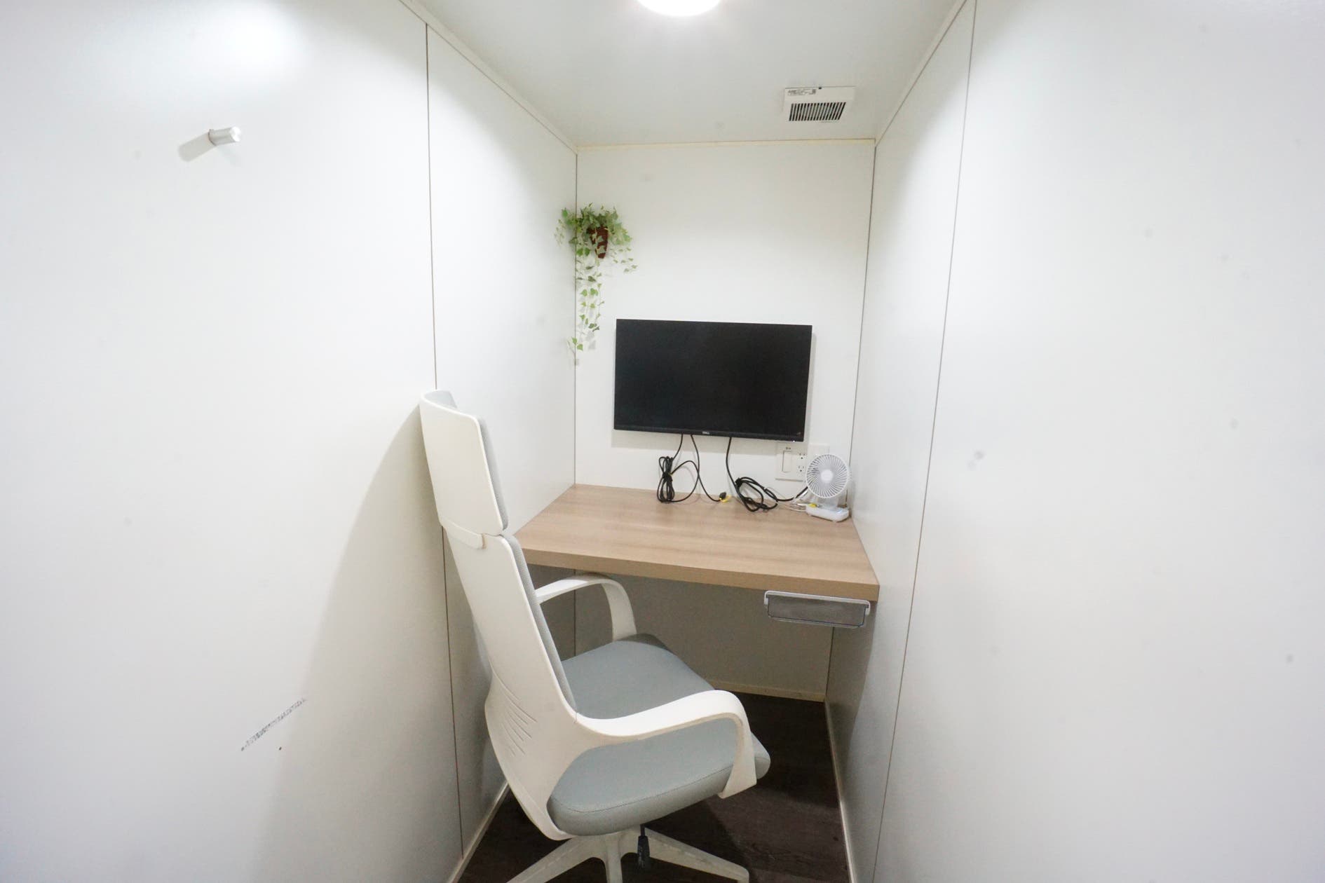 ＜BIZ DESK 笹塚駅前No.2＞完全個室ワークブース🚪光回線Wi-Fi📶ナノイー発生機✨テレワーク/Web面接/作業の写真2